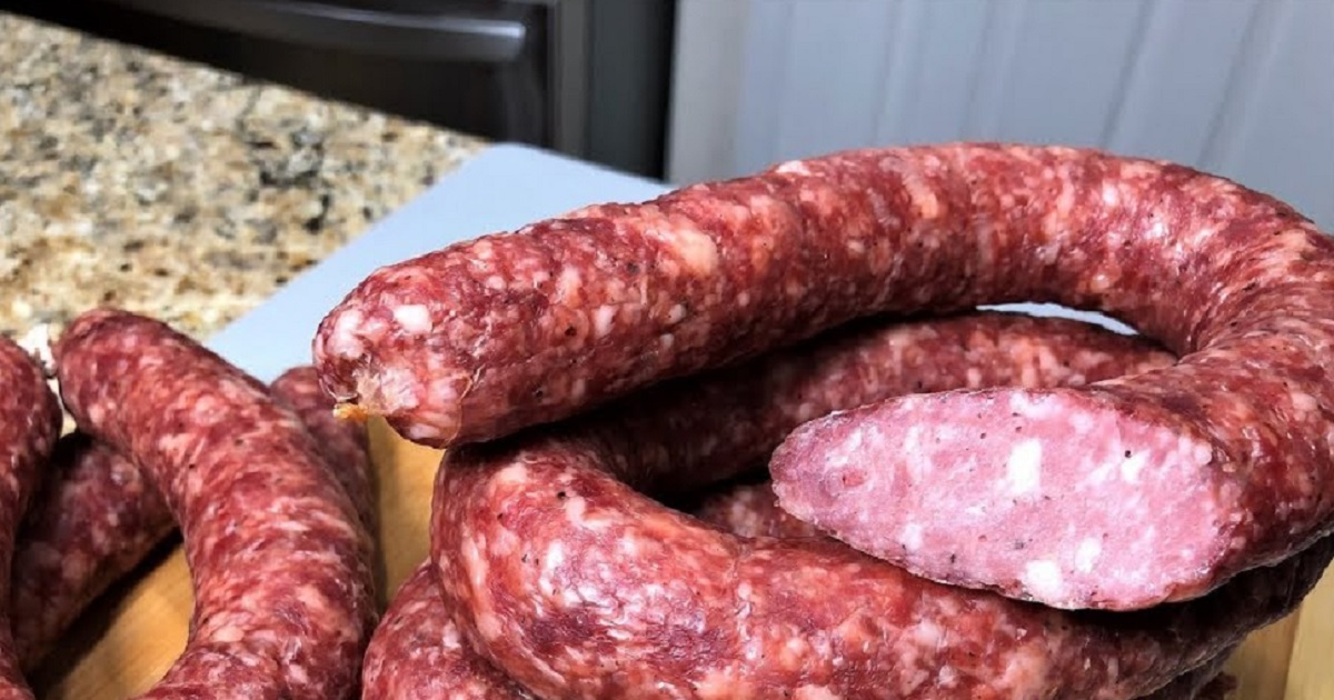 Domácí klobásy ze 3 druhů masa – VařímeDobroty.cz