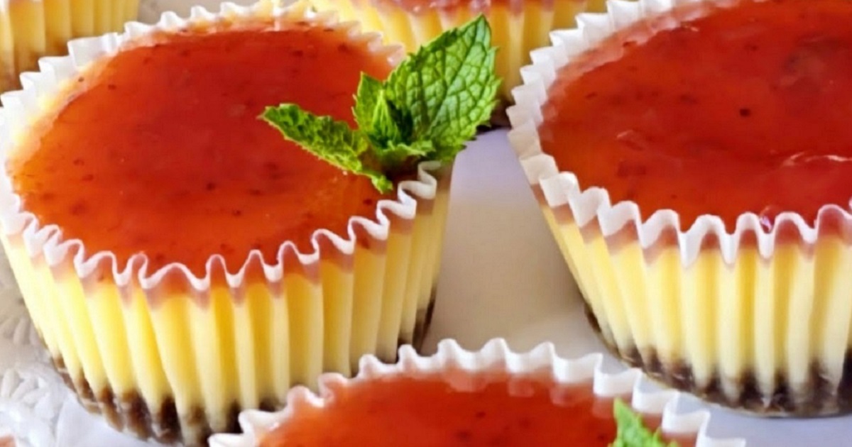 Mini cheesecakes s jahodovým džemem – VařímeDobroty.cz